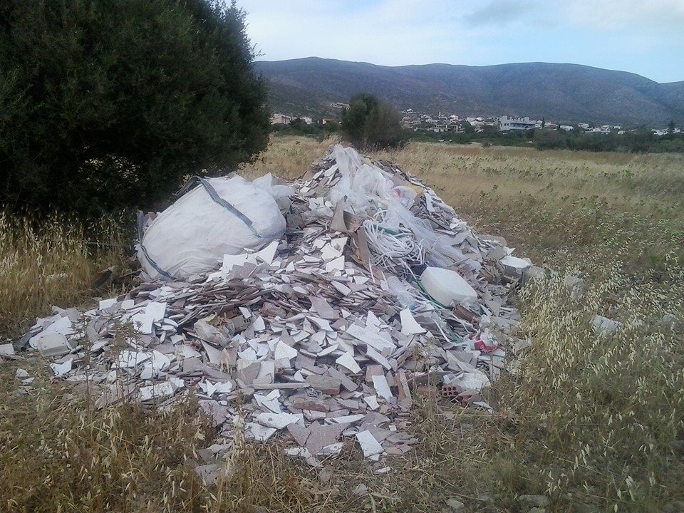 Μπάζα πεταμένα στην περιοχή Μελισσουργού | Αττικός Παρατηρητής